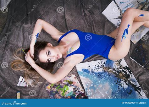 Giovane Artista Femminile Che Dipinge Immagine Astratta In Studio
