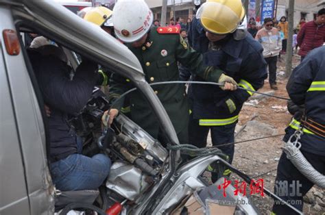 湖北随州一货车撞路墩 司机被困驾驶室 王力汽车网