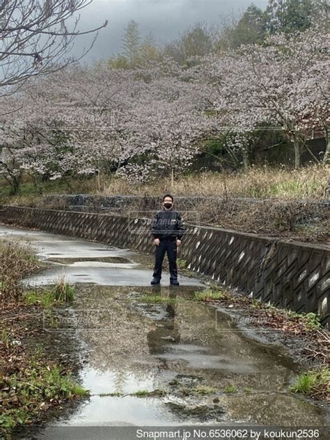 滝のそばに立っている人の写真・画像素材 6536062 Snapmart（スナップマート）