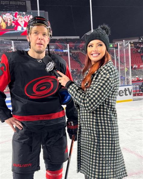 Meet Lauren Gardner The Flaming Hot Redhead Mlb And Nhl Host Leaving Viewers Speechless