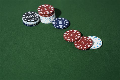 카지노 추상 사진입니다 빨간색 배경에 포커 게임입니다 노름의 테마 4 명에 대한 스톡 사진 및 기타 이미지 4 명 가격