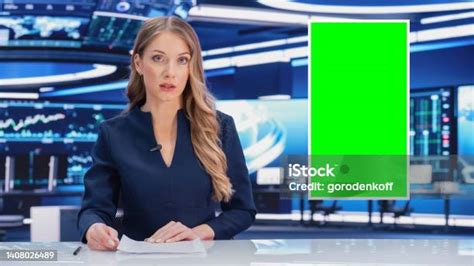 스플릿 스크린 Tv 뉴스 라이브 보고서 여성 앵커 회담 보고 사진 그린 스크린에 그림이있는 몽타주를 보고하고 나란히 크로마 키를 나란히 놓습니다 케이블 채널 개념에 텔레비전