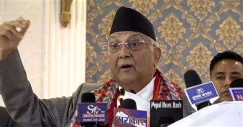 धेरैपछि माधव नेपालको नाम नलिएरै ओलीले भने कुहिएका आलुहरू बोराबाट