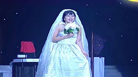 美女魔术师表演太精彩，难道不是学了魔法？真想去现场看一看娱乐魔术杂技好看视频
