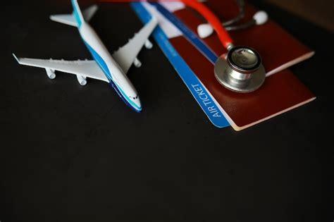 승객 항공 보험 개념 비행기 여권 탑승권 및 청진기 프리미엄 사진