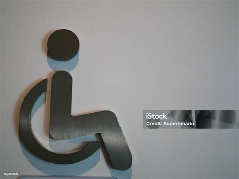 殘疾人士簽署洗手間的標誌 照片檔及更多 健保和醫療 照片 健保和醫療 傷殘人士標誌 傷殘人士設施 Istock