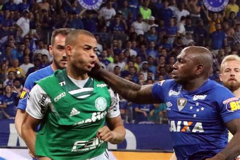 Atacante Do Cruzeiro Perdeu O Controle E Deu Um Soco No Rosto Do Adversário