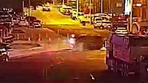 小车撞路沿后翻滚3圈司乘5人毫发无损：全都系了安全带凤凰网视频凤凰网