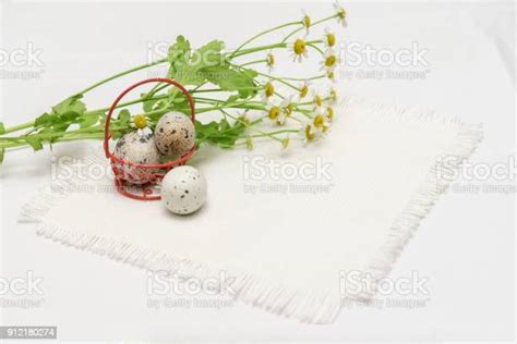 메 추 라 기 달걀 빨간 금속 바구니와 신선한 꽃 데이지 빛 소박한 냅킨입니다 부활절 봄 유기농 식품에 대 한 개념 다이어트