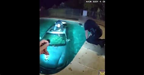 Increíble Auto termina dentro de una piscina y un policía se tira