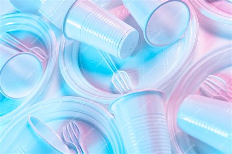 Различная одноразовая пластиковая посуда, столовые приборы на светлом ...