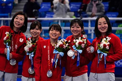 カーリング女子、銀メダル獲得報告5ショット 五輪マークにつかまる微笑ましい1枚 Encount