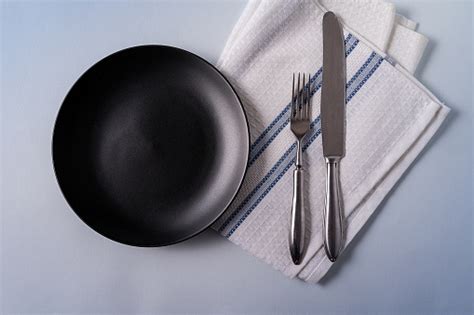 빈 검은 접시 칼붙이와 냅킨 회색 배경 평면 누워 음식 배경 0명에 대한 스톡 사진 및 기타 이미지 0명 개념 건강한