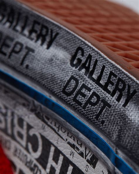 洛杉矶复古服装品牌gallery Dept与 Nfl 橄榄球队洛杉矶公羊队合作推出联名系列，包括文化 T恤、帽衫、套头夹克在内的五件单品