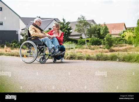 Femme Assise Sur Un Fauteuil Roulant Banque De Photographies Et D