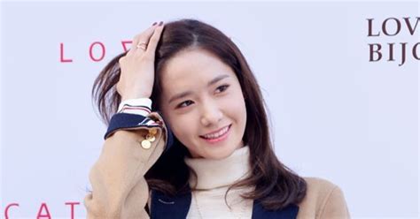 T포토 윤아 손만 살짝 들어도 배꼽이 빼꼼~