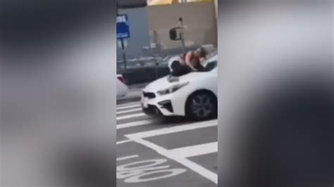 Une Vidéo Montre Une Femme Agrippée Au Capot Dune Voiture Après Que