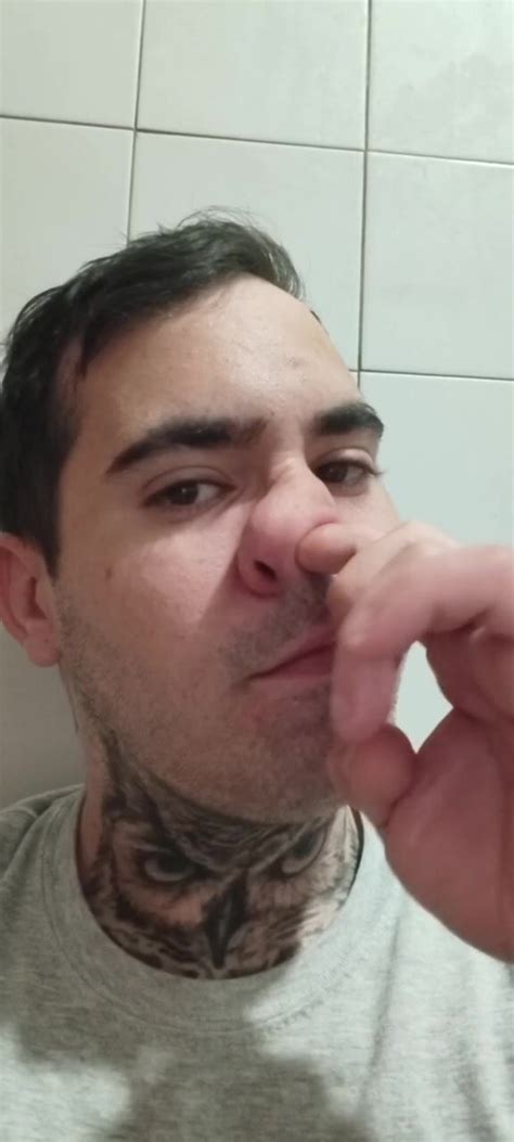 Gino Se Hurga La Nariz Y Muestra Sus Mocos 日本語で