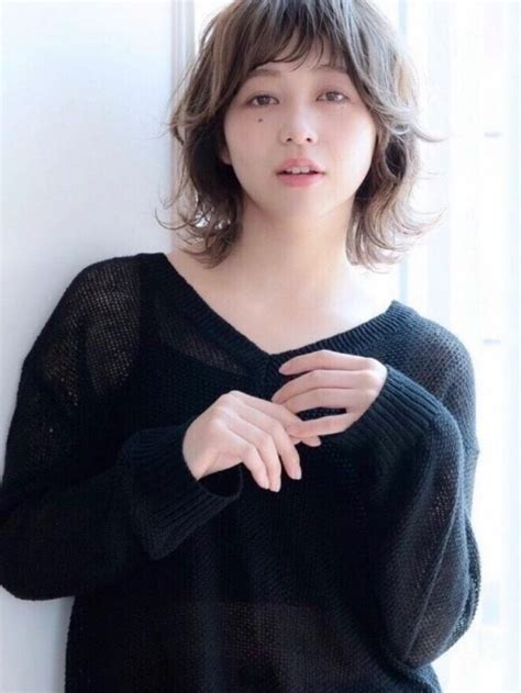 面長さんに似合うウルフカットまとめ。トレンドヘアで顔型をおしゃれにカバー Folk
