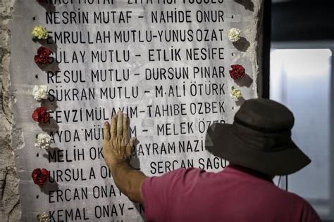 Marmara Depremi nin yılında hayatını kaybedenler anıldı