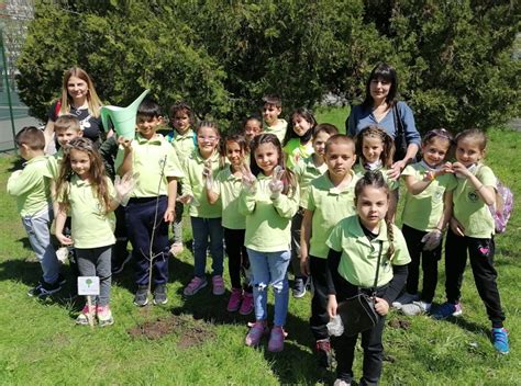 Малки ученици садиха дървета Грамофона новини от Бургас България и света
