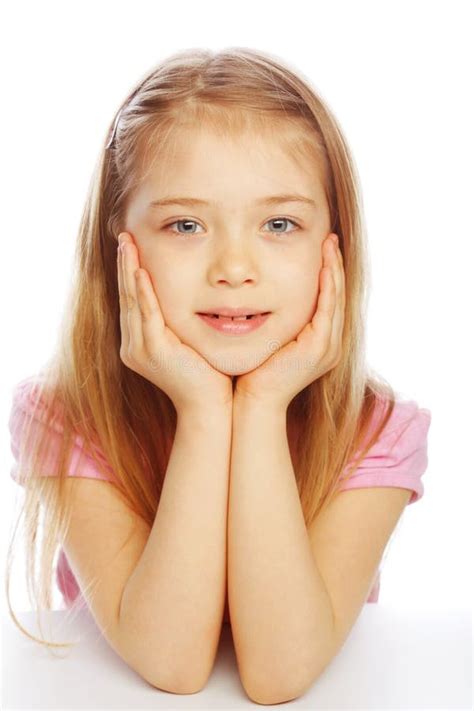 Petite Fille De Sourire Sur Le Fond Blanc Dans Le Studio Photo Stock