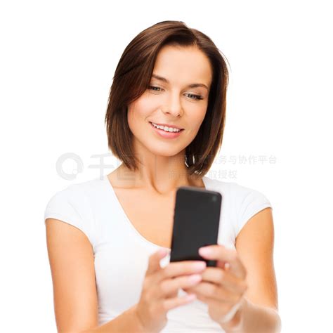 互联网高清图片 教育，科技和互联网 在智能手机中浏览的年轻女子 人像图片免费下载格式4507像素编号39246473 千图网