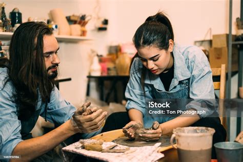 작업장에서 도예가 바퀴 원에 점토 주전자를 만드는 도공 만들기에 대한 스톡 사진 및 기타 이미지 만들기 예술가 제조 Istock