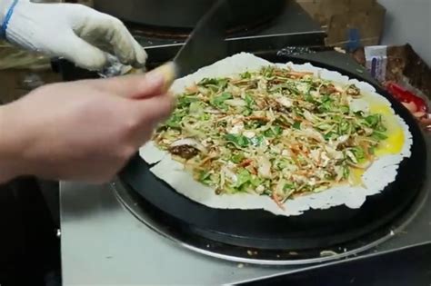 25岁大学毕业生卖煎饼月入13万 每一行都不分高低贵贱