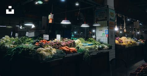 다양한 과일과 채소를 파는 농산물 시장 사진 Unsplash의 무료 사람의 이미지