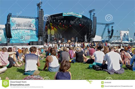 Javascript Leaflet And Shifted Tiles When Loading From A Server And