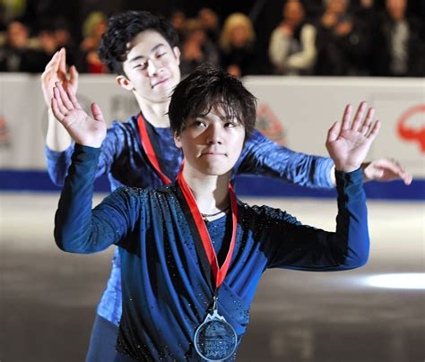 表彰式を終えて観客の声援に応える2位の宇野昌磨（手前）と、優勝したネーサン・チェン＝角野貴之撮影（1838）－紀平梨花が初挑戦で優勝
