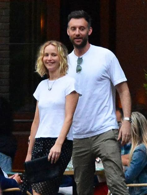 Go Public Jennifer Lawrence Tak Malu Gandeng Pacar Barunya