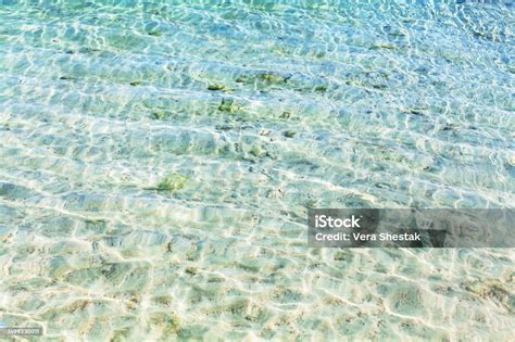 바닷물 파도 질감 수면의 잔물결 투명한 하늘색 바다 물 평면도 맑은 아쿠아 배경 태양 빛 반사 하얀 모래 바닥 수중 돌 열대 섬 해변 0명에 대한 스톡 사진 및 기타 이미지