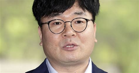 질문 답변하는 이명수 기자