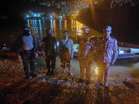 จับกุมเรือหางยาว 2 ลำ ในเวลาไล่เลี่ยกัน ลักลอบขนยางพาราแผ่น จากเมียนมา