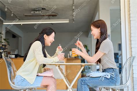 라이프스타일 휴가 휴가 주제 여유로운주말 여가 청년 성인 대학생 함께함 컨셉 여름 이미지 Jv14280894 게티이미지뱅크