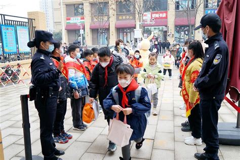 1500余名警力上岗，江岸公安护航春季开学周边交通家长