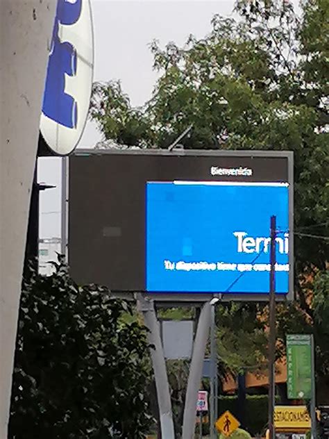 Public Windows 10 Setup Screen Near Departament Store In Mexico City