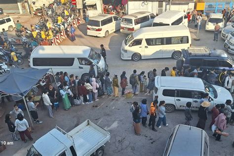 မြဝတီမှ မဲဆောက်သို့ သွားရောက်လည်ပတ်သူများ၍ နယ်စပ်ဖြတ်ကျော်ခွင့်ပြုလုပ်ရန် တန်းစီစောင့် ဆိုင်းရ