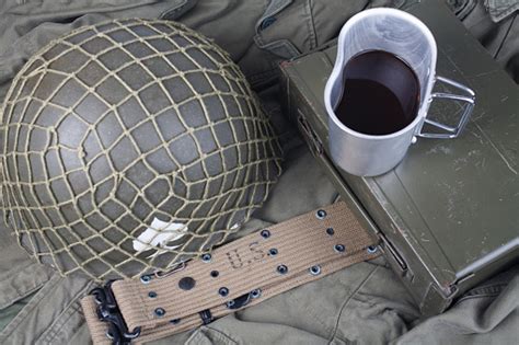 녹색 유니폼에 Ww2 기간 미국 육군 군사 장비와 커피 한 잔 0명에 대한 스톡 사진 및 기타 이미지 0명 2 Armed