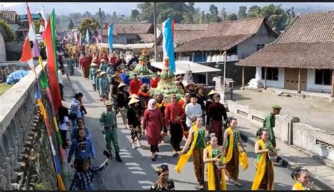 Festival Merapi Merbabu Warga Arak Gunungan Hasil Bumi Dan Gelar
