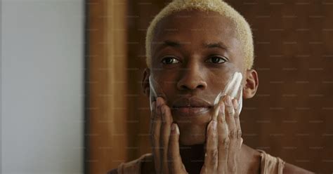 Une Femme Se Rase Le Visage Devant Un Miroir Photo Image De Hygiène