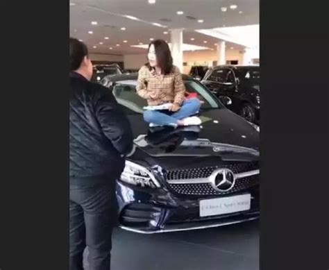 又一起！新車開兩公里就報警，女車主登上引擎蓋維權！ 每日頭條