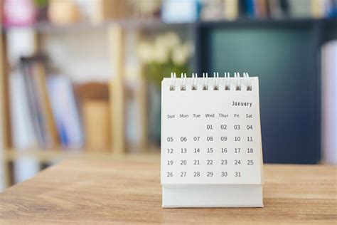 2022 달력 책상 테이블에 배치 플래너를 위한 데스크탑 캘린더는 나무 사무실 테이블에서 의제 이벤트 시간표 약속 조직 관리 마다 날짜 월 및 연도를 계획합니다 캘린더