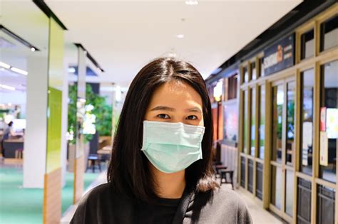 백화점에서 외과용 얼굴 마스크를 쓰고 있는 성인 아시아 여성들 코로나 바이러스로부터 건강을 보호해야 하는 새로운 정상 새로운