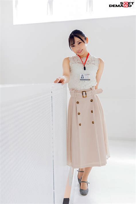 元ホテルコンシェルジュの第二新卒 愛でたい小動物系スレンダー女子社員松川令奈がプニプニオマ コをヒックヒクさせて大興奮 めちゃイキ4本番