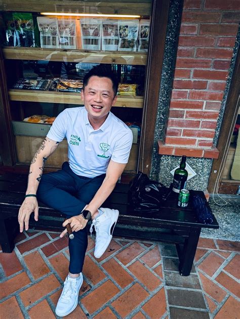 我是湖南人 我的祖籍就是湖南省湘鄉縣 現在因為大陸縣市合併已沒有湘鄉縣 我的爺爺就是來自於湖南 我的爸爸 在台灣出生 他是湖南人
