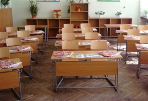 Учител заключи две деца в тоалетна те блъскали и тропали докато той