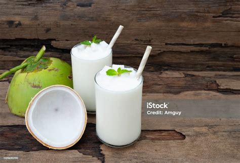 코코넛 스무디 화이트 과일 주스 밀크 쉐이크 블렌드 음료 건강 한 고 단백 유리 음료 에피소드 아침 나무 배경에서 맛 있는 맛 0명에 대한 스톡 사진 및 기타 이미지